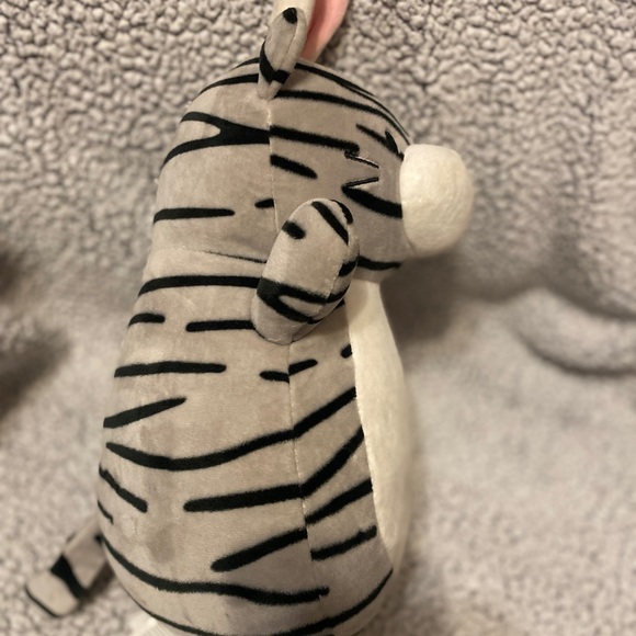 Squishmallows | Toys | Squishmallow Zaria Cat Hug Mees Plush Gray ...